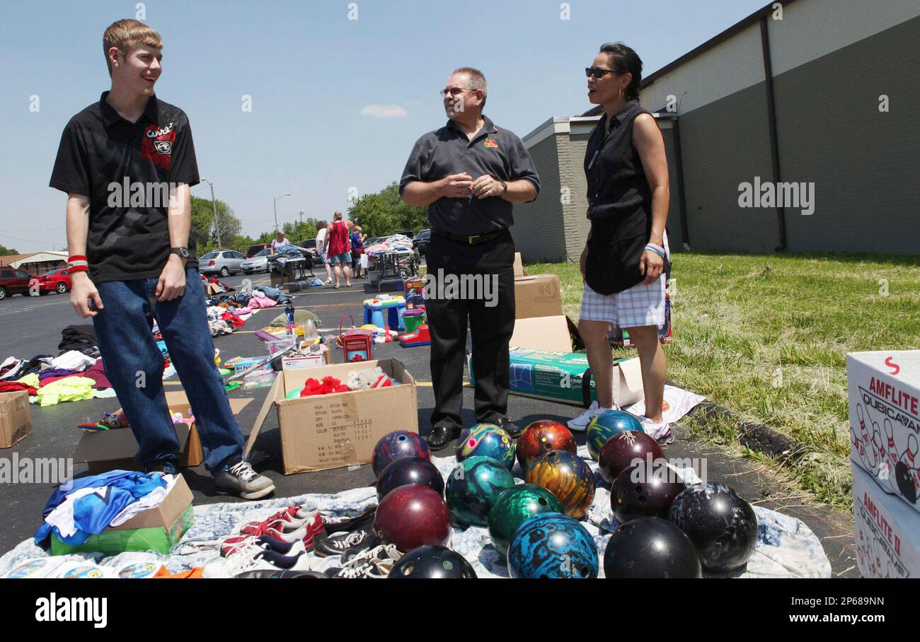 In this undated photo, Elaine Webb and her husband Wayne Webb talk to ...