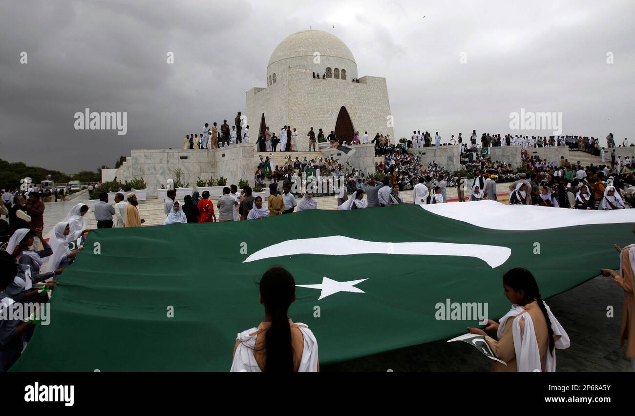 Students hold a huge Pakistani flag at mausoleum of Mohammad Ali Jinnah ...