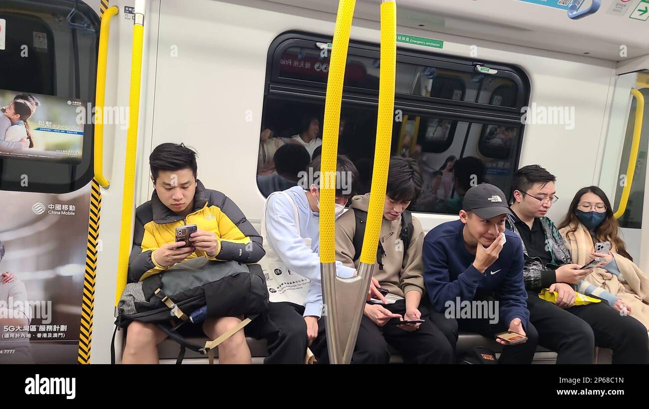 Passengers on the MTR not wearing masks after midnight on March 1 ...