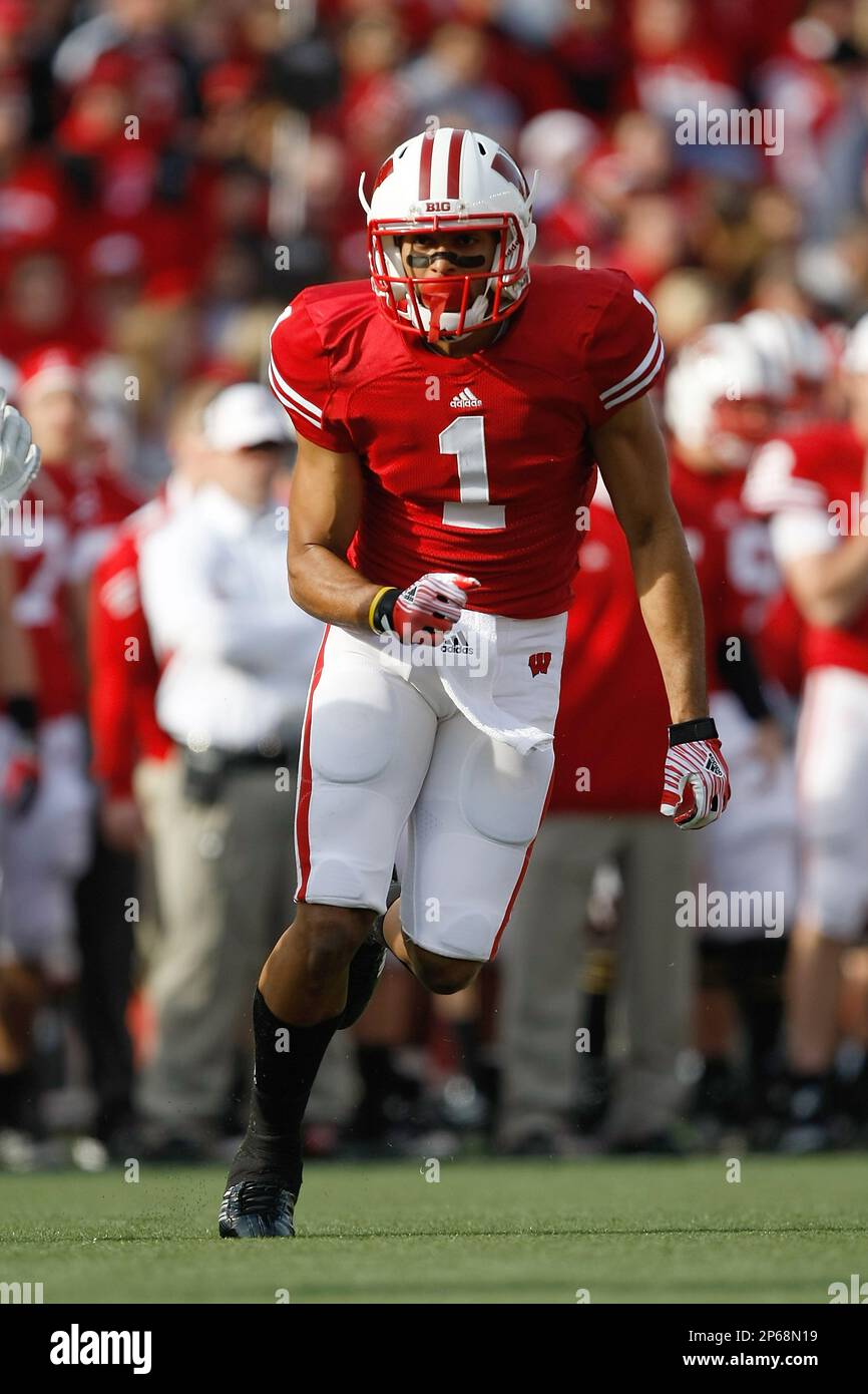 MADISON, WI - NOVEMBER 05: Nick Toon #1 of the Wisconsin Badgers runs ...