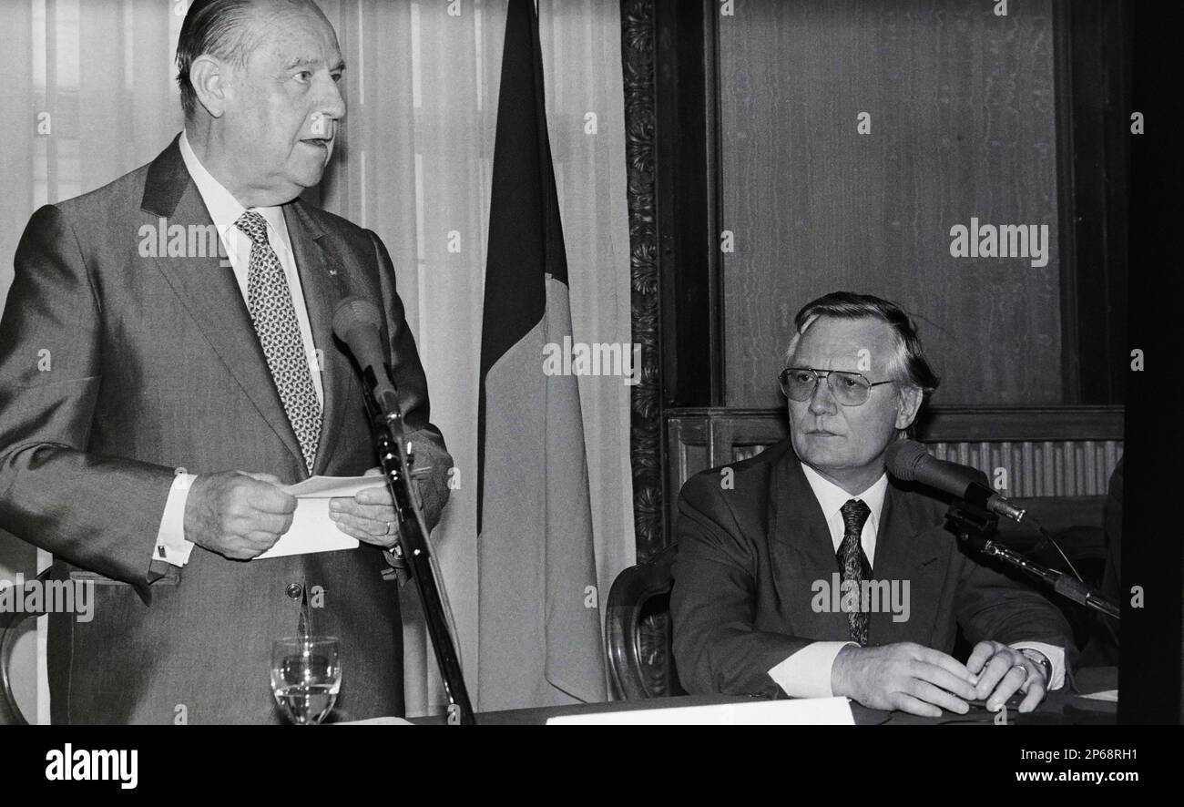 Alpine triangle agreement hi-res stock photography and images - Alamy