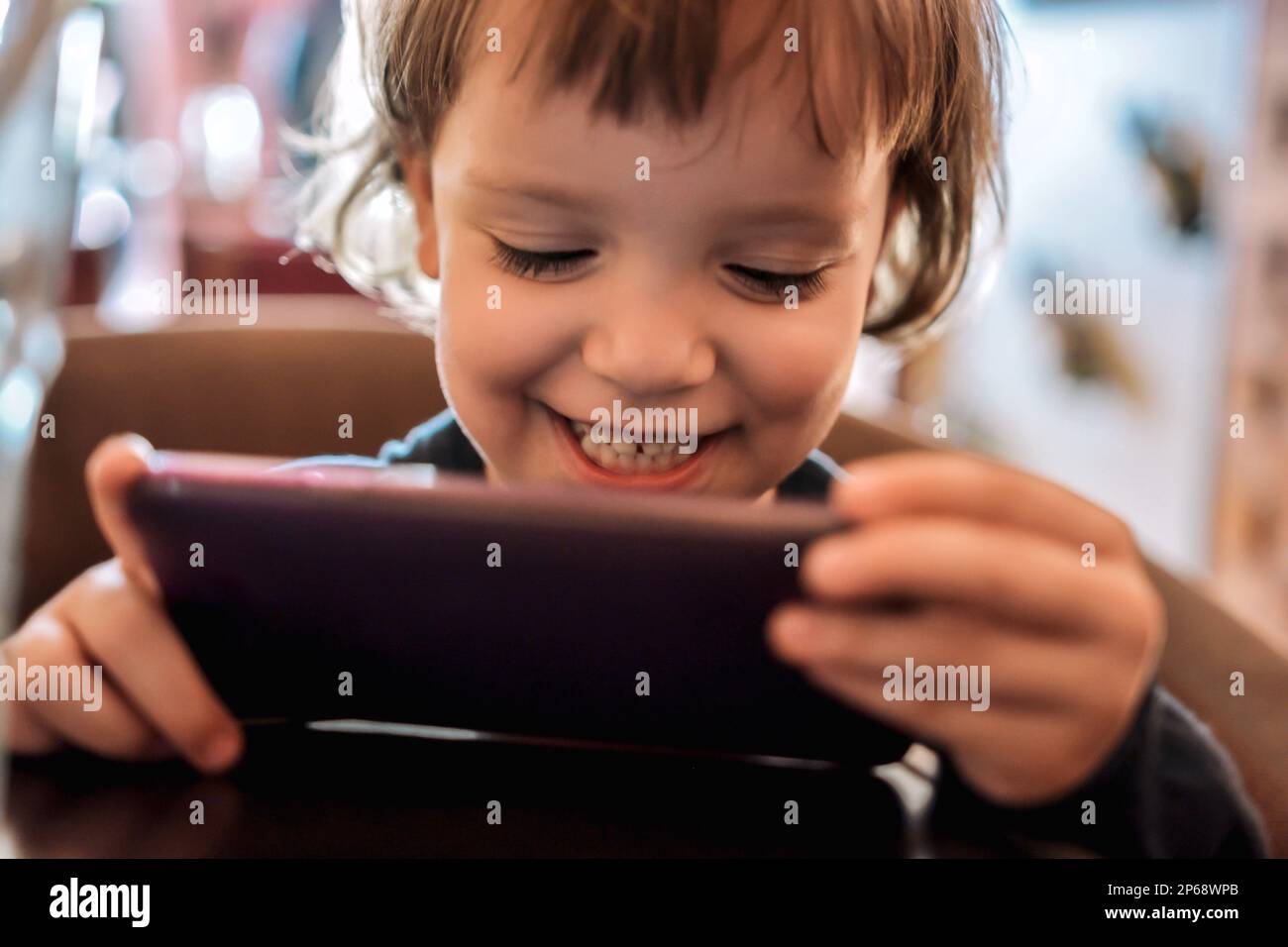 Girl with mobile phone hi-res stock photography and images - Alamy