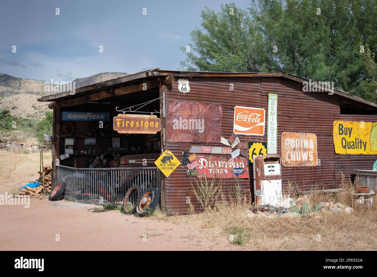 Old abandoned car mechanic shop on the desert road Stock Photo - Alamy