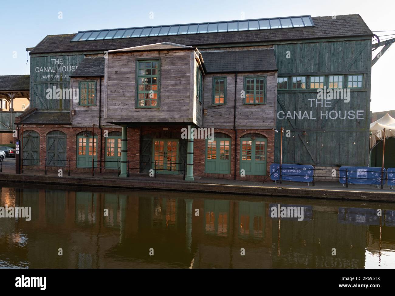 Canalside building hi-res stock photography and images - Alamy