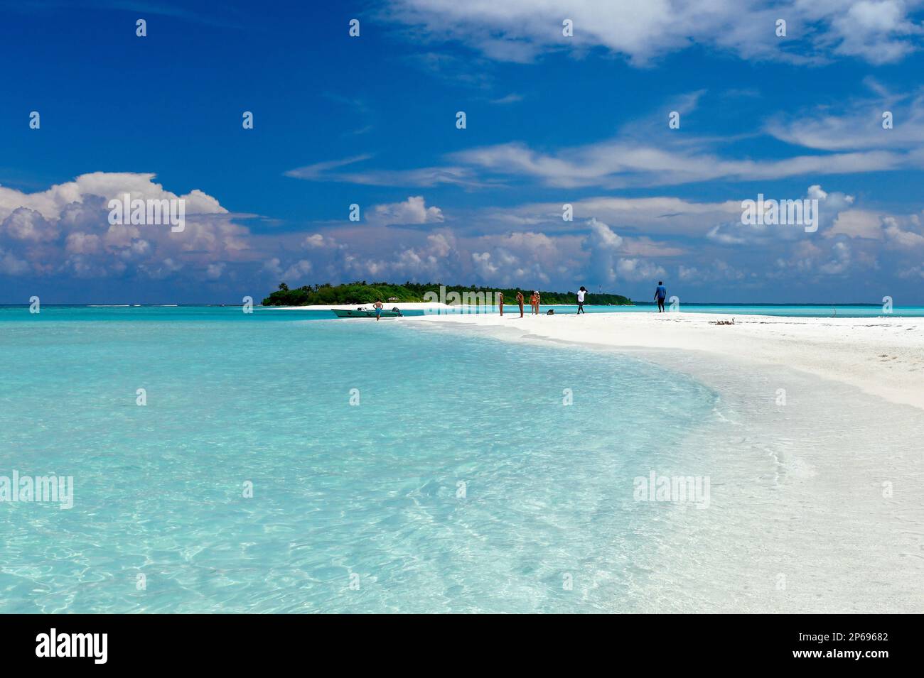 Boat trip to a sandbank near Fehendhoo island, Maldives Stock Photo - Alamy