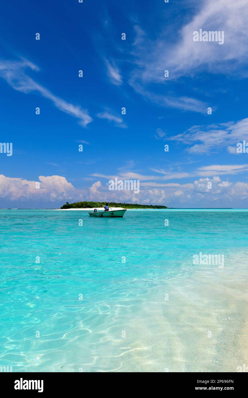 Boat trip to a sandbank near Fehendhoo island, Maldives Stock Photo - Alamy