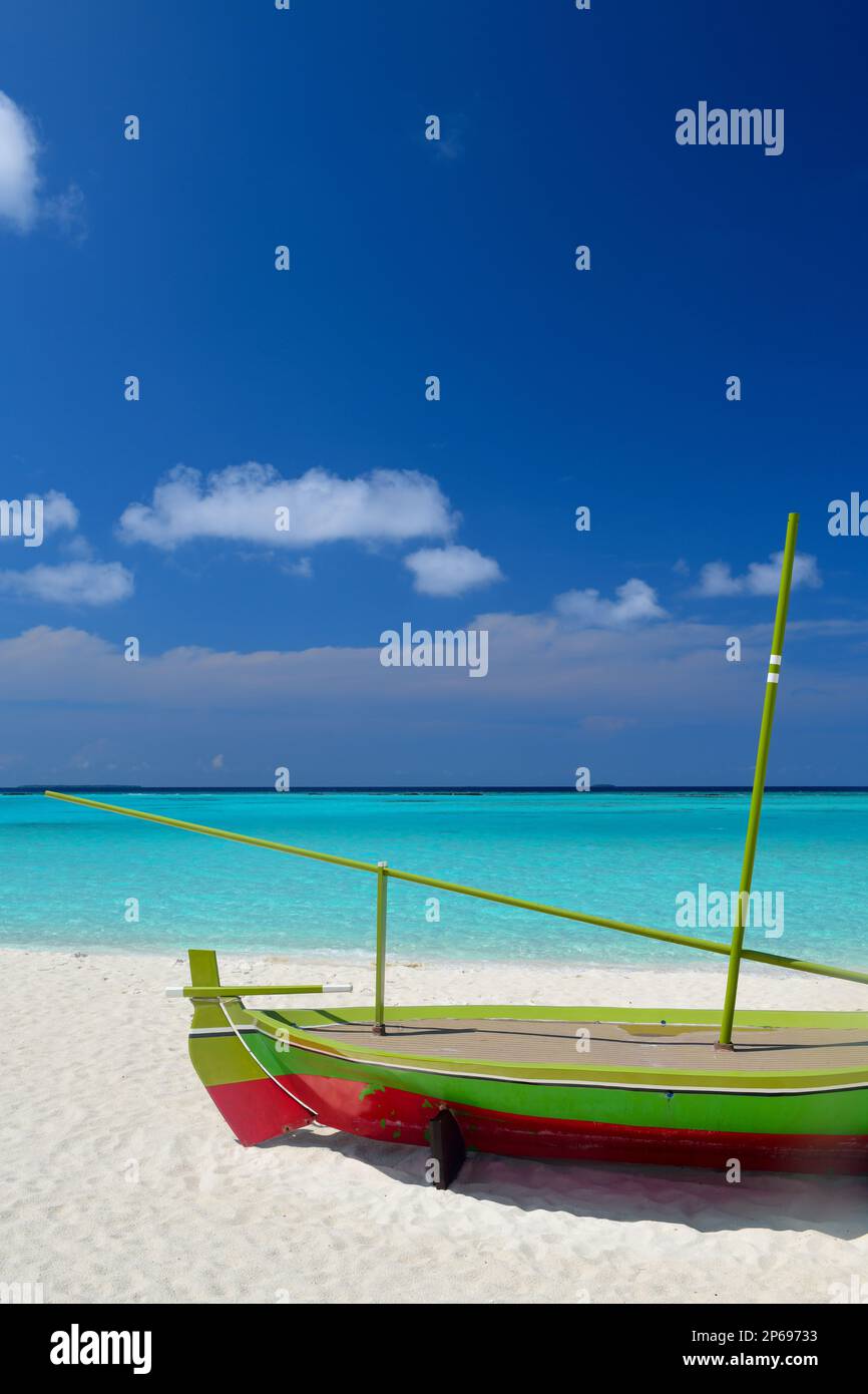 A traditional Maldivian boat at Iru Fushi, Noonu atoll, Maldives Stock ...