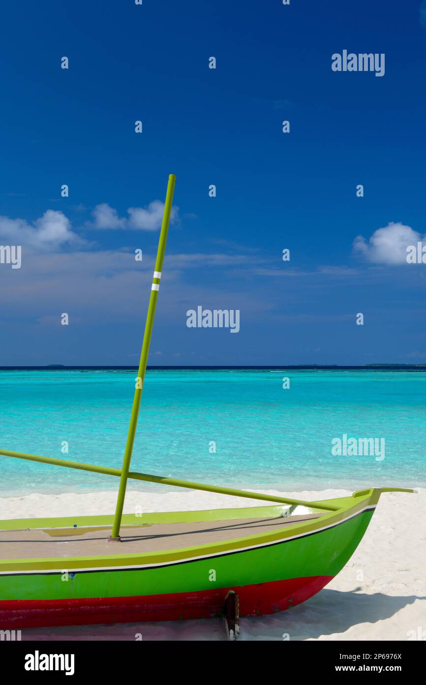 A traditional Maldivian boat at Iru Fushi, Noonu atoll, Maldives Stock ...