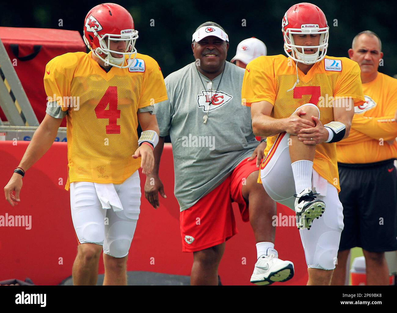 Kansas City Chiefs head coach Romeo Crennel, center, jokes with ...