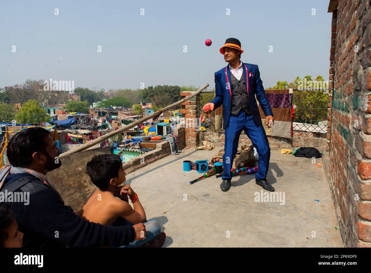 Jugglery hi-res stock photography and images - Alamy