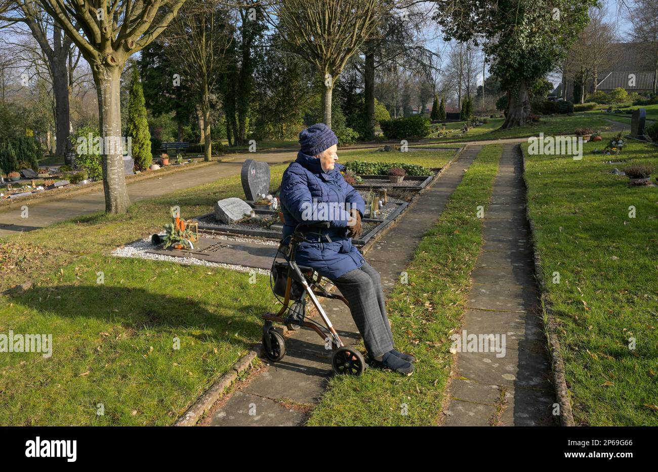 Alte frau rollator hi-res stock photography and images - Alamy