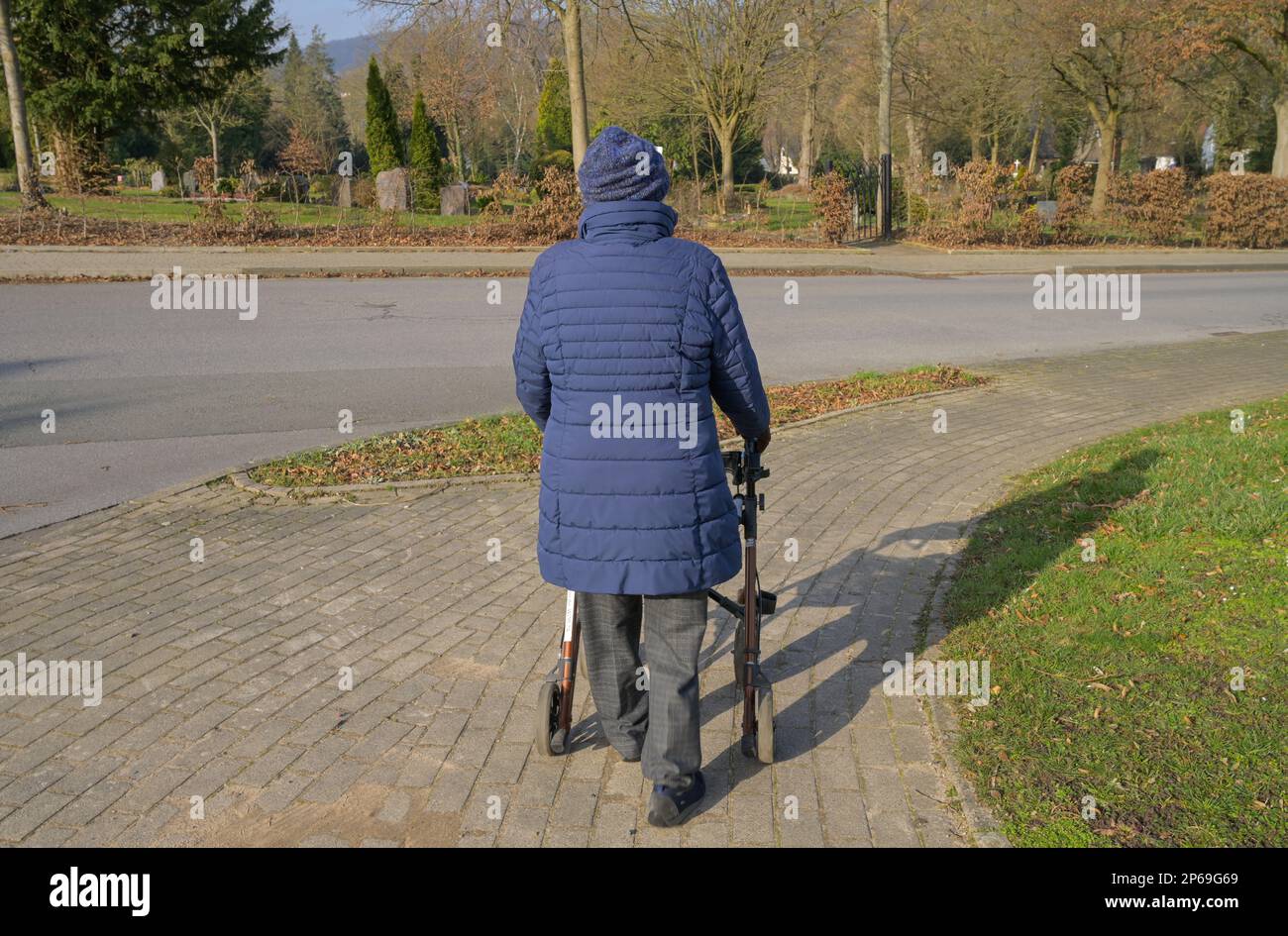 Alte dame rollator hi-res stock photography and images - Alamy