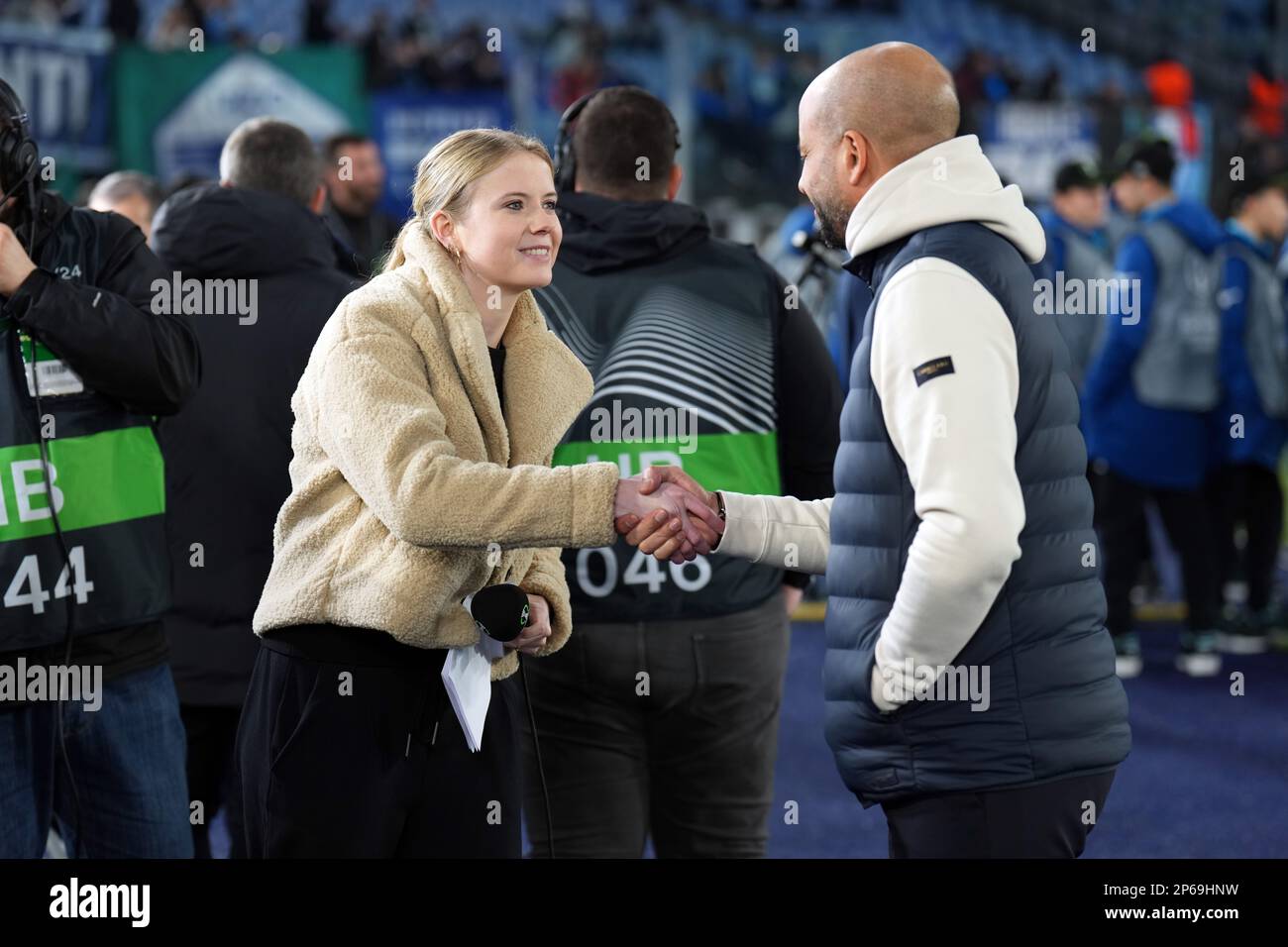 ROME - (lr) Reporter Noa Vahle, AZ Alkmaar coach Pascal Jansen ahead of ...