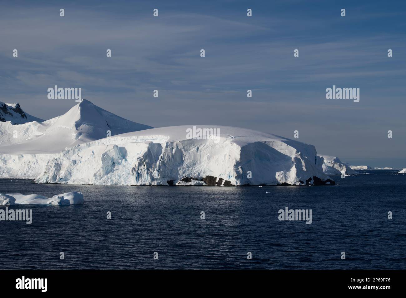 Wilhelmina bay antarctica hi-res stock photography and images - Alamy