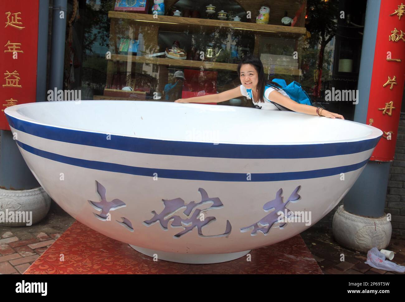 A huge tea bowl which written "Da Wan Cha" on it showed in front of Lao ...