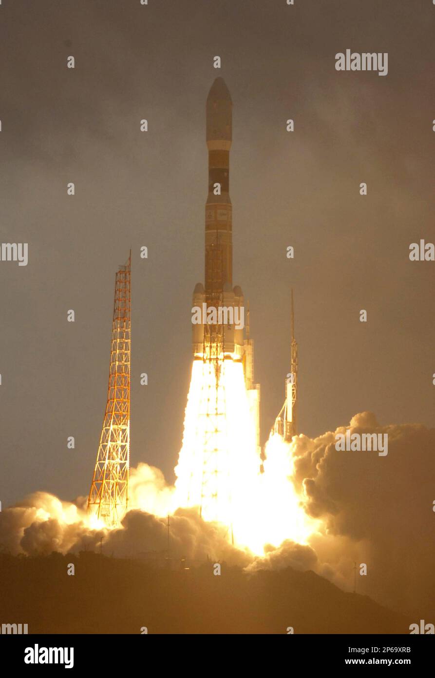 A Japanese H-2B rocket carrying the unmanned cargo transporter Konotori ...