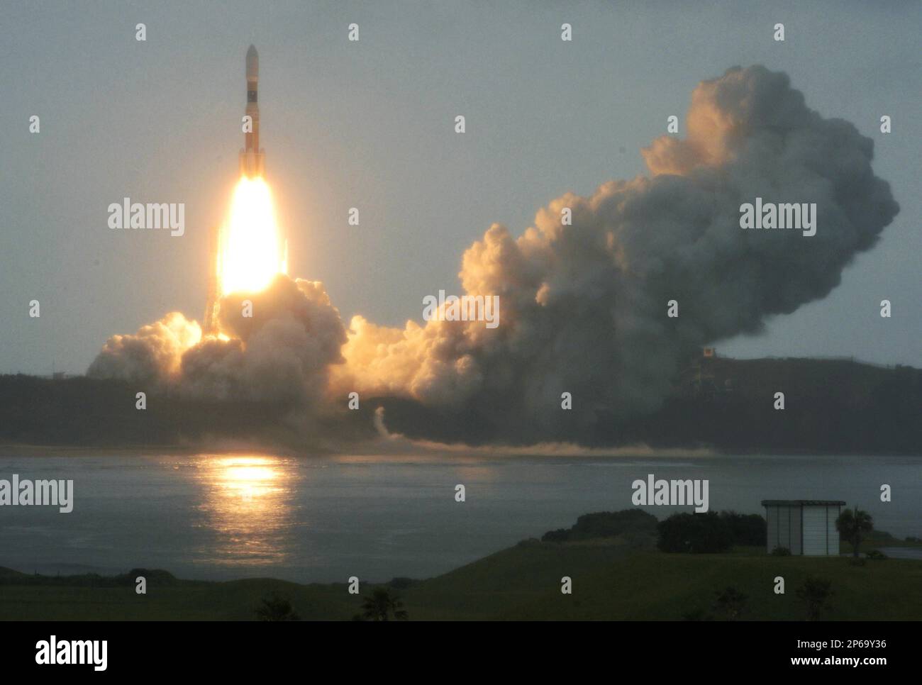 The H-2B rocket lifts off from the Tanegashima Space Center in ...