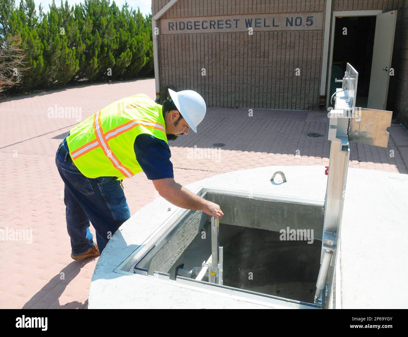 James Baca, a mechanical technician with the ABCWUA performs ...