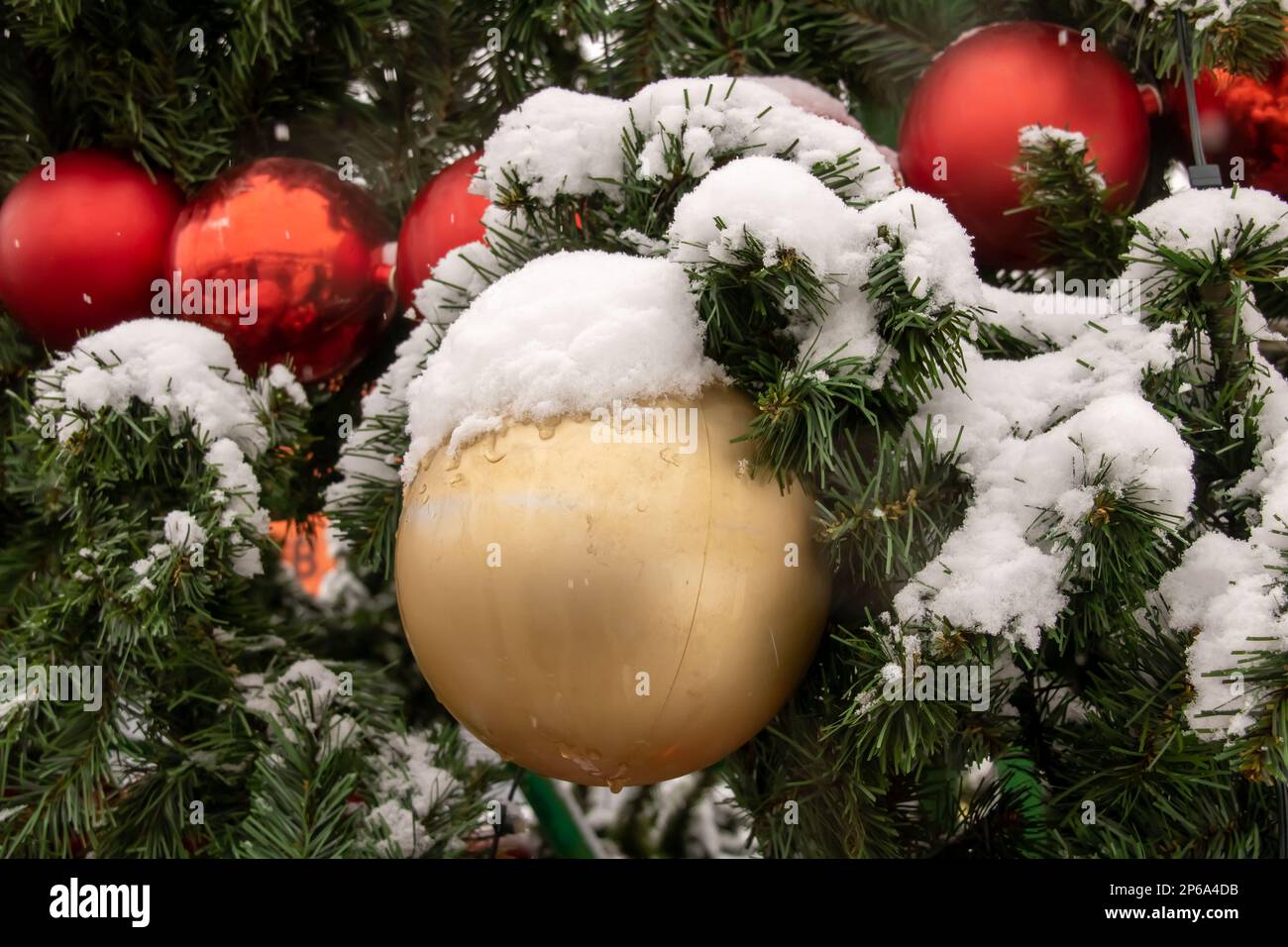 Christmas tree decorated big balls hi-res stock photography and images ...