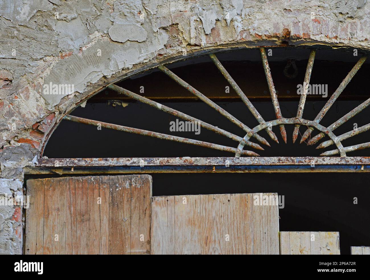 Rust grate in the arch of the entrance gate of an old house Stock Photo ...