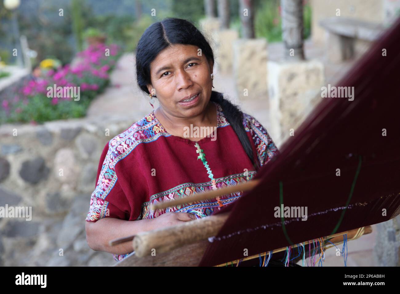 Mayan woman weaving hi-res stock photography and images - Alamy