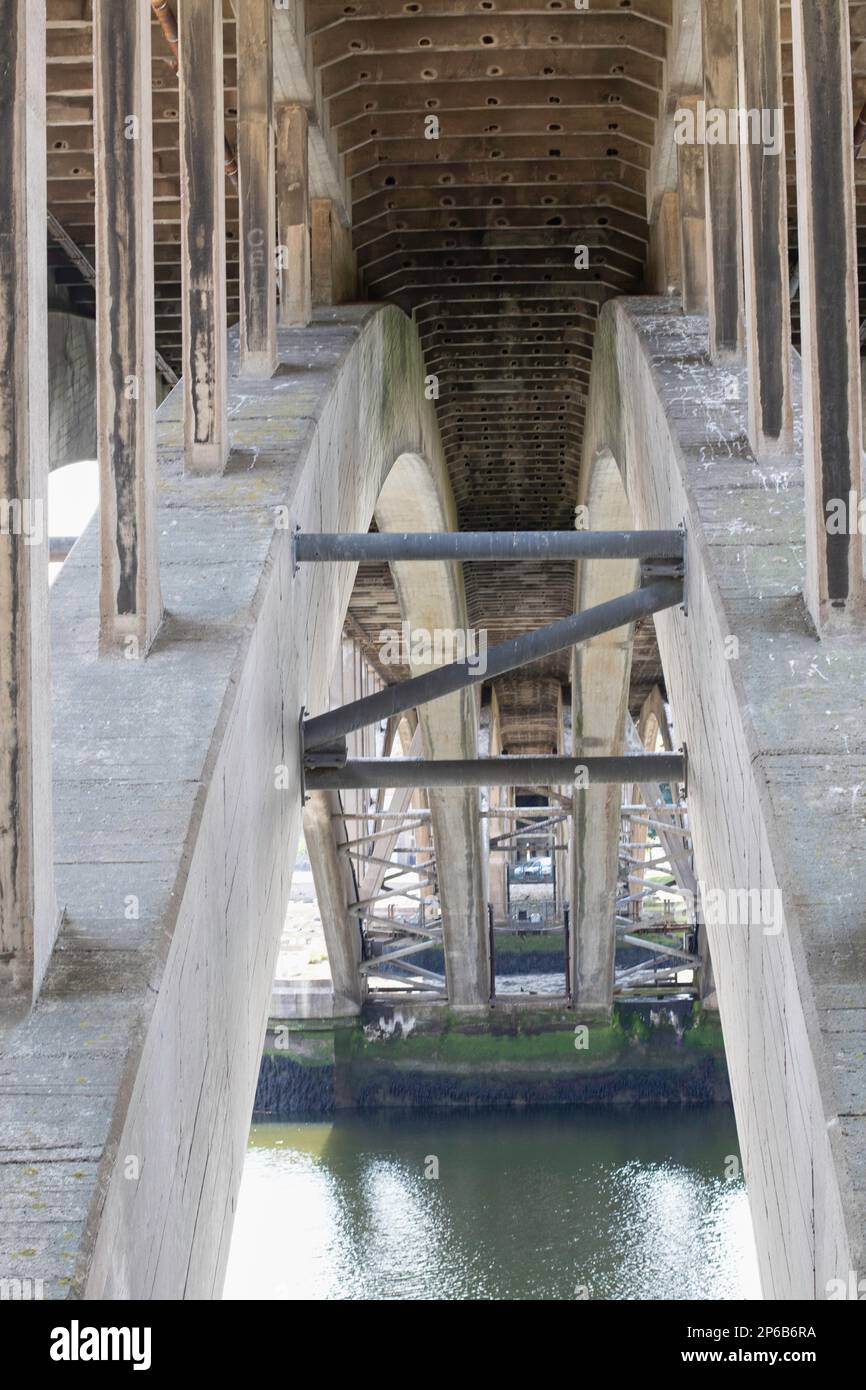 Under bridges hi-res stock photography and images - Alamy