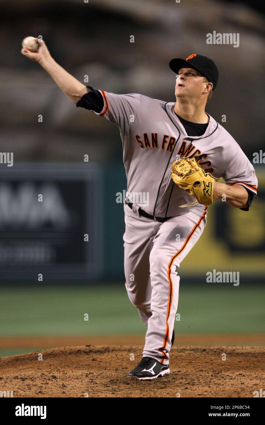 Matt Cain #18 of the San Francisco Giants pitches against the Los ...