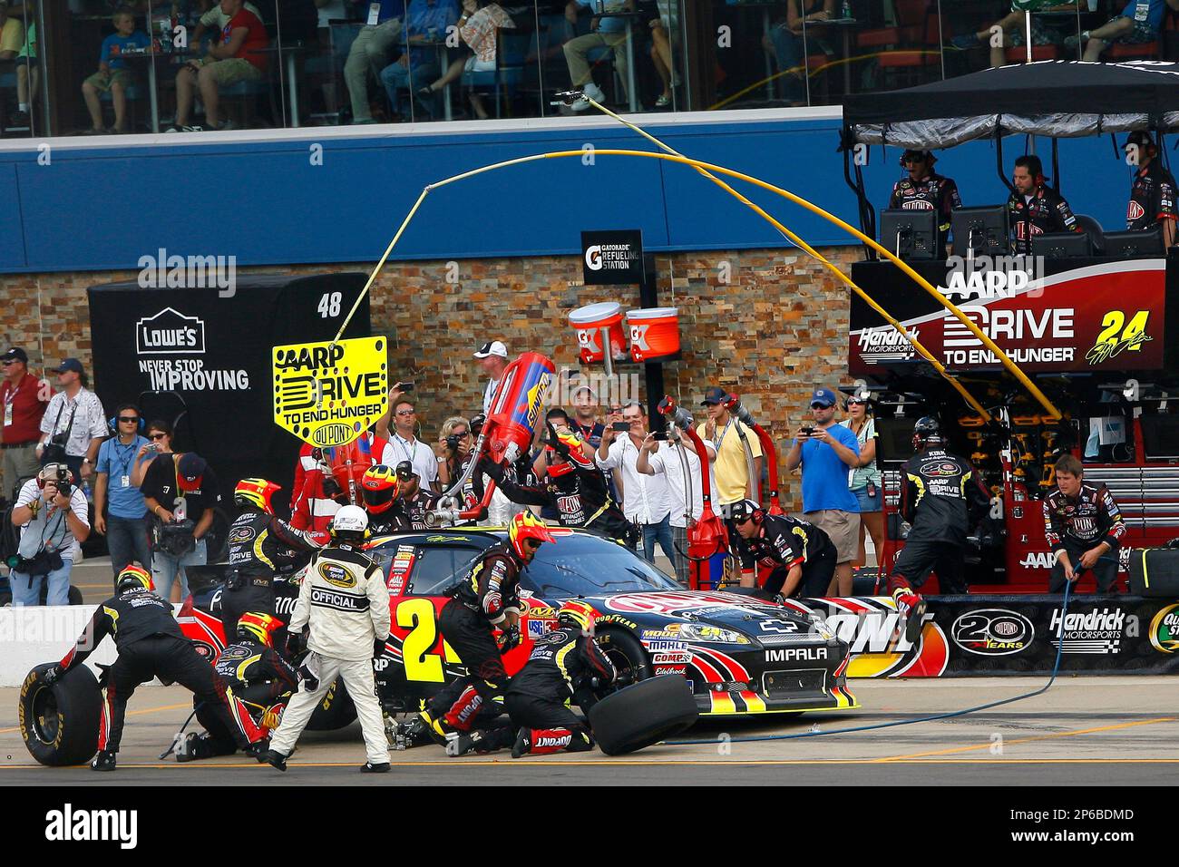 Jeff Gordon pit stop during the NASCAR Sprint Cup Series Quicken Loans ...