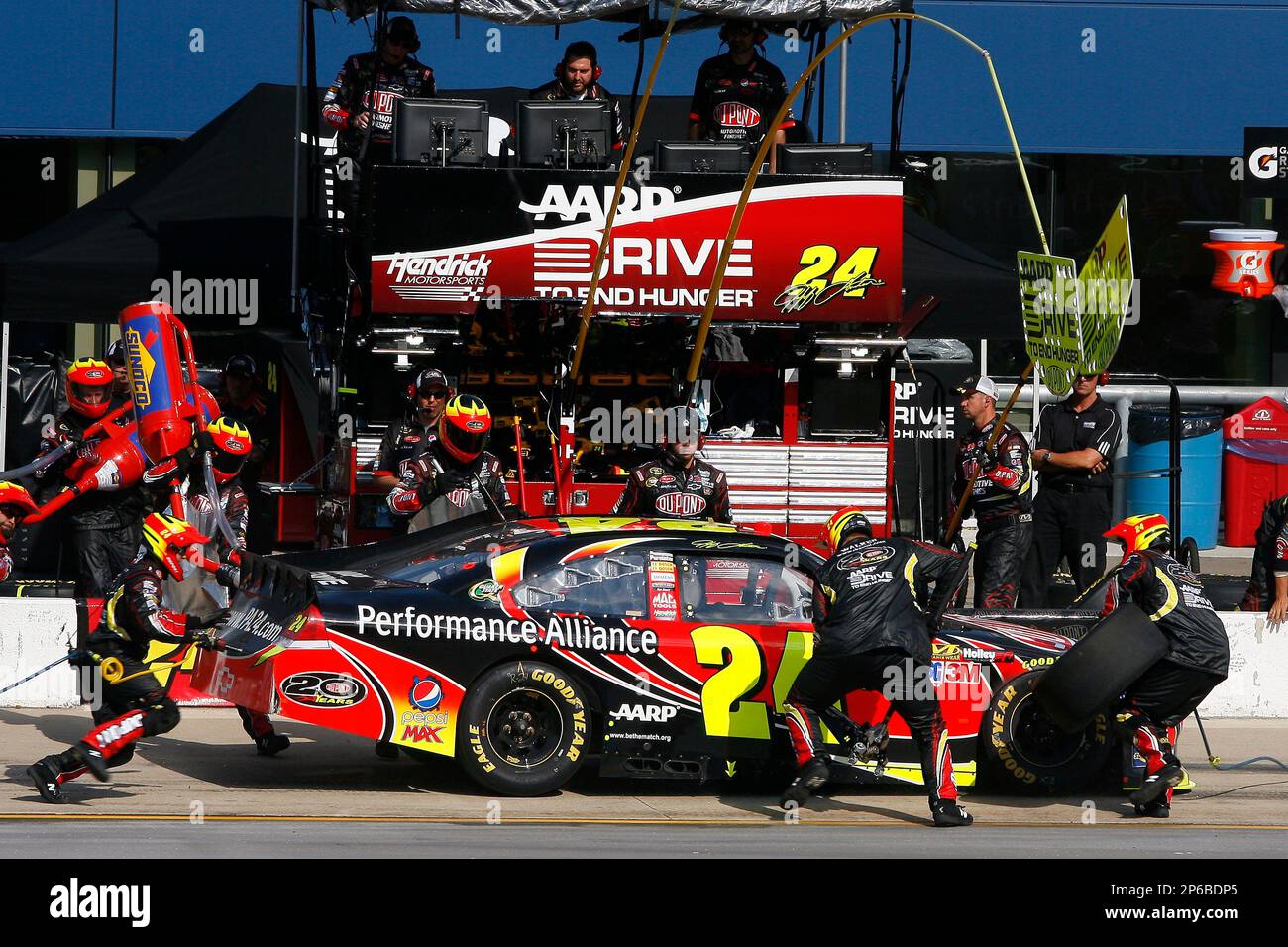 Jeff Gordon pit stop during the NASCAR Sprint Cup Series Quicken Loans ...