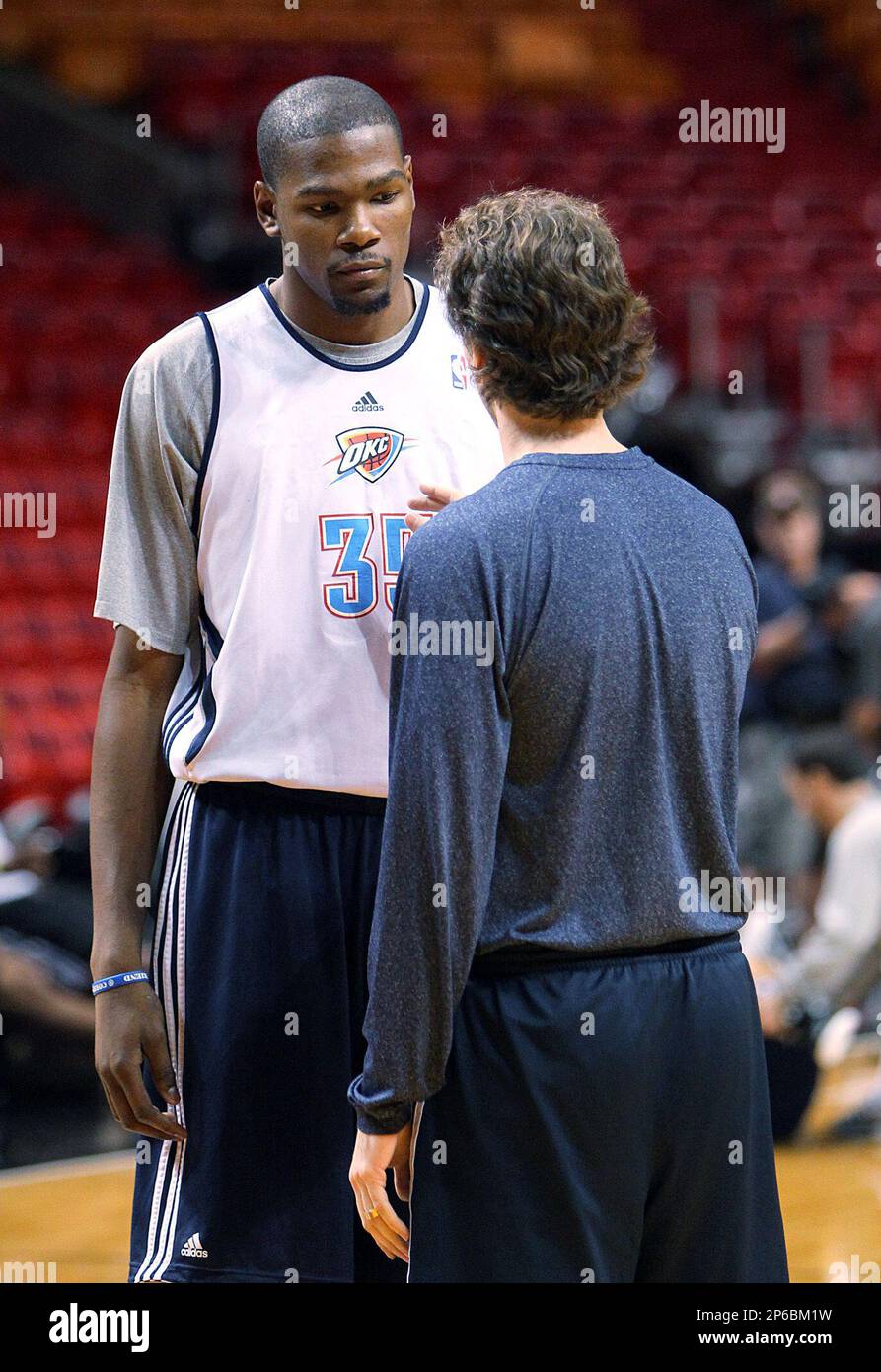Oklahoma City Thunder assistant coach Brian Keefe, right, gives ...