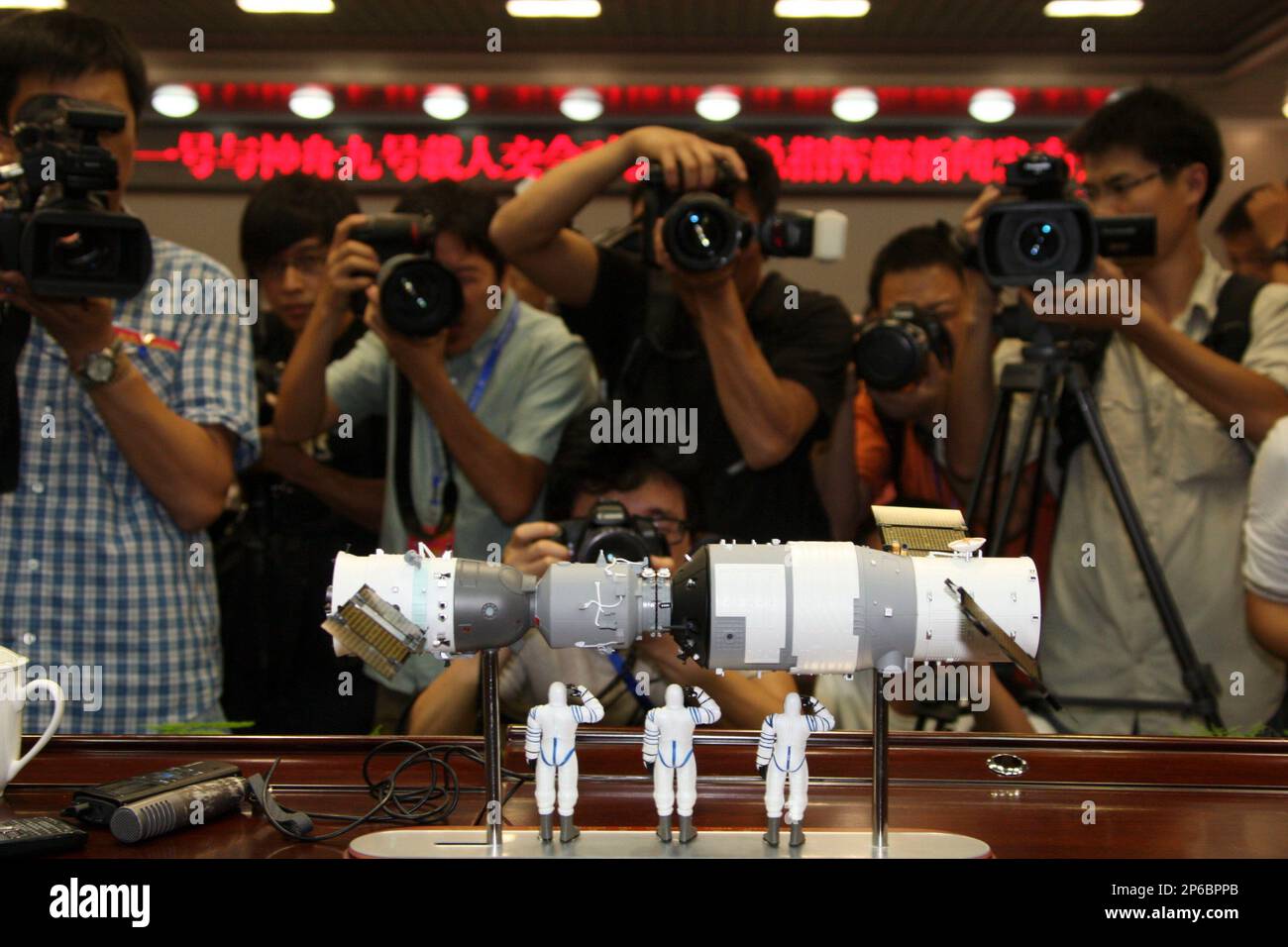 A scale model of the Shenzhou 9 module docking with China's Tiangong 1 ...