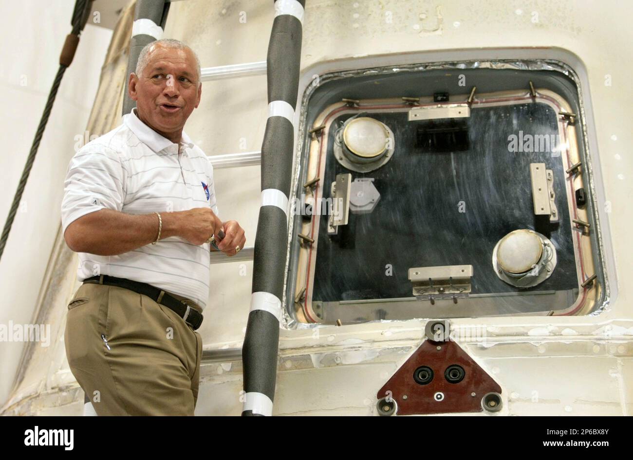 NASA Administrator Charles Bolden gets a close up look at the SpaceX ...
