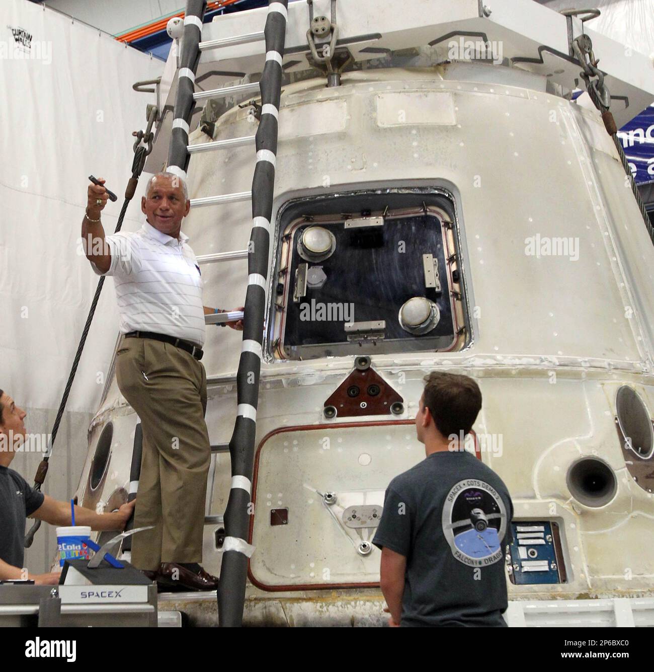 NASA Administrator Charles Bolden gets a close up look at the SpaceX ...