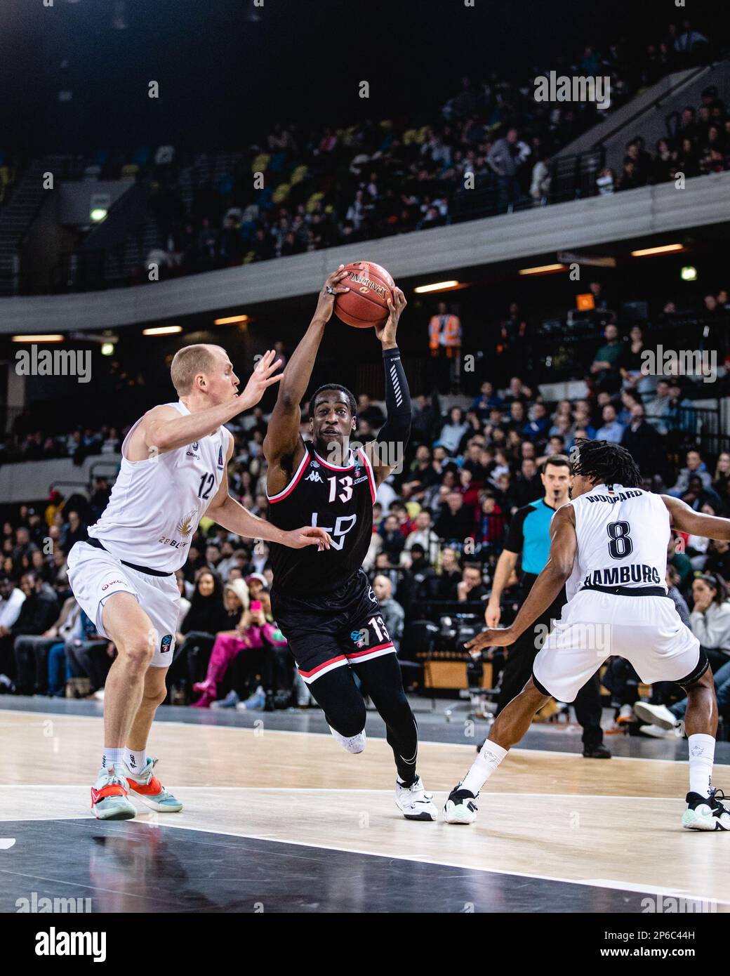 London lion basketball hi-res stock photography and images - Alamy