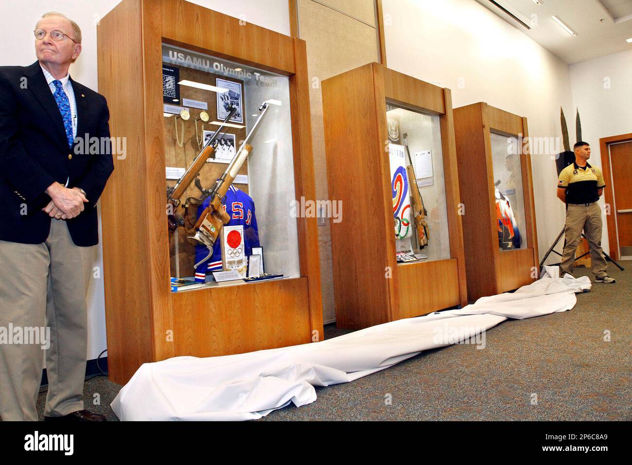 Lawrence Mosley, left, a former member of the U.S. Army Marksmanship ...