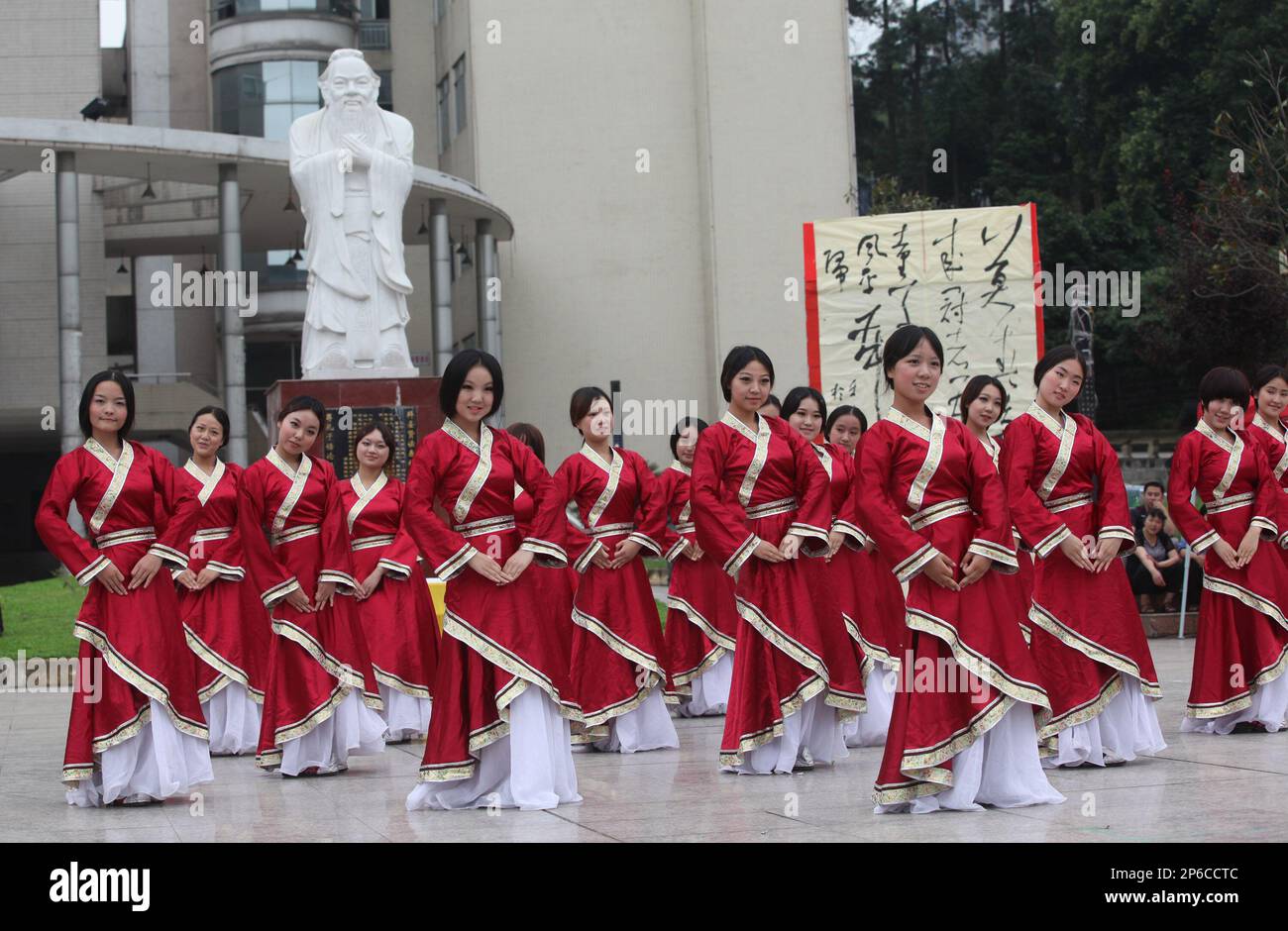 Over 120 college girls are performing classic dance by wearing Han ...