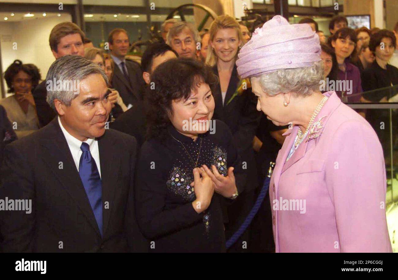 FILE - In this Tuesday, June 27, 2000 file photo, Britain's Queen ...