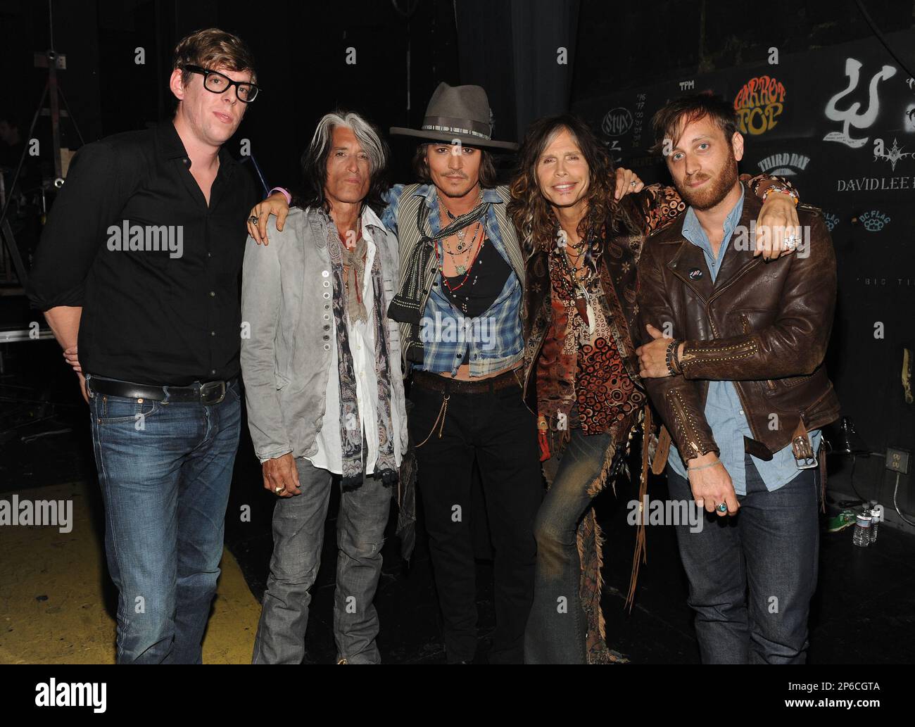 UNIVERSAL CITY, CA - JUNE 3: (L-R) Musiciana Patrick Carney and Joe ...
