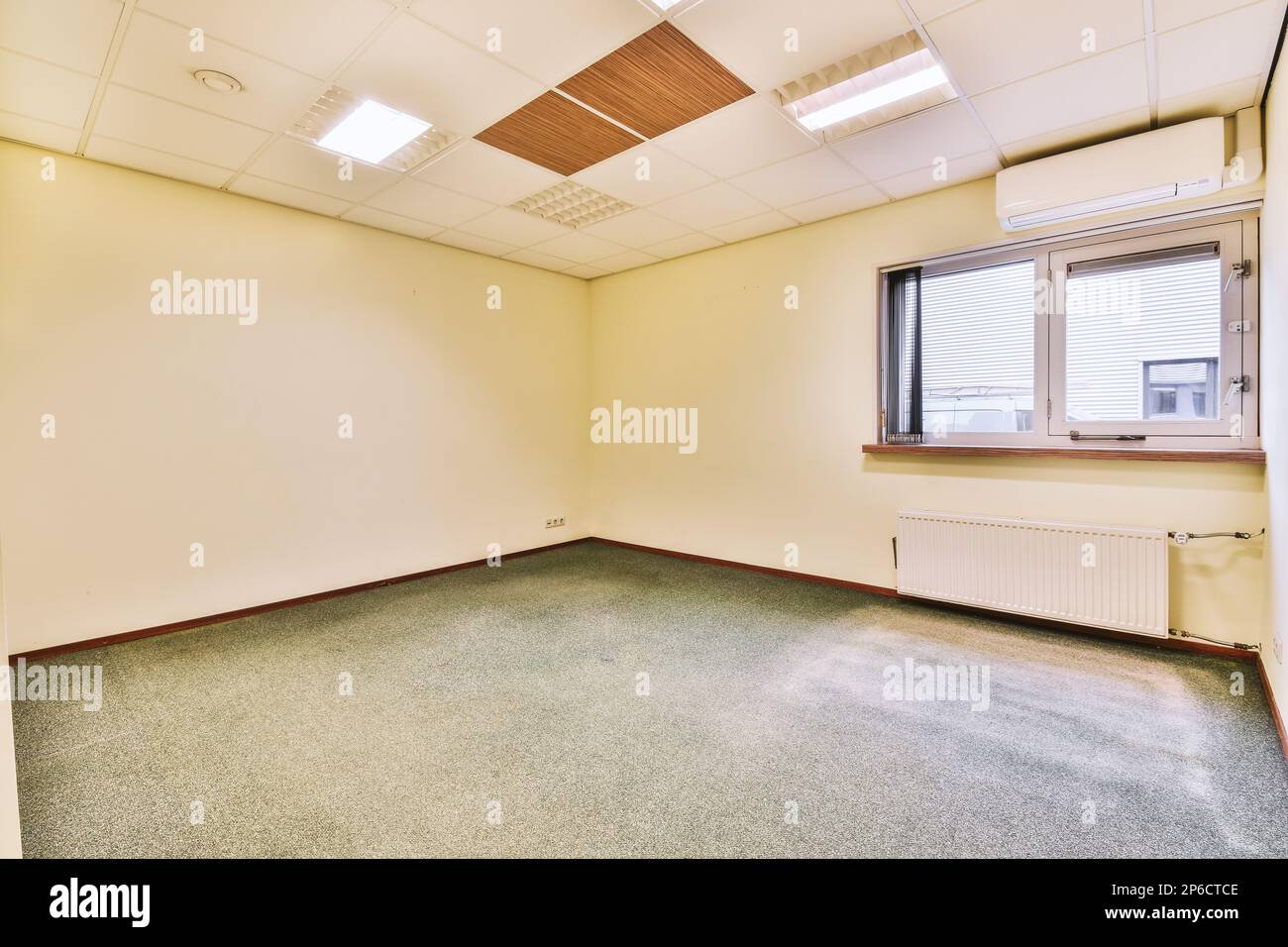 an empty room with no people or objects on the wall and ceiling light ...