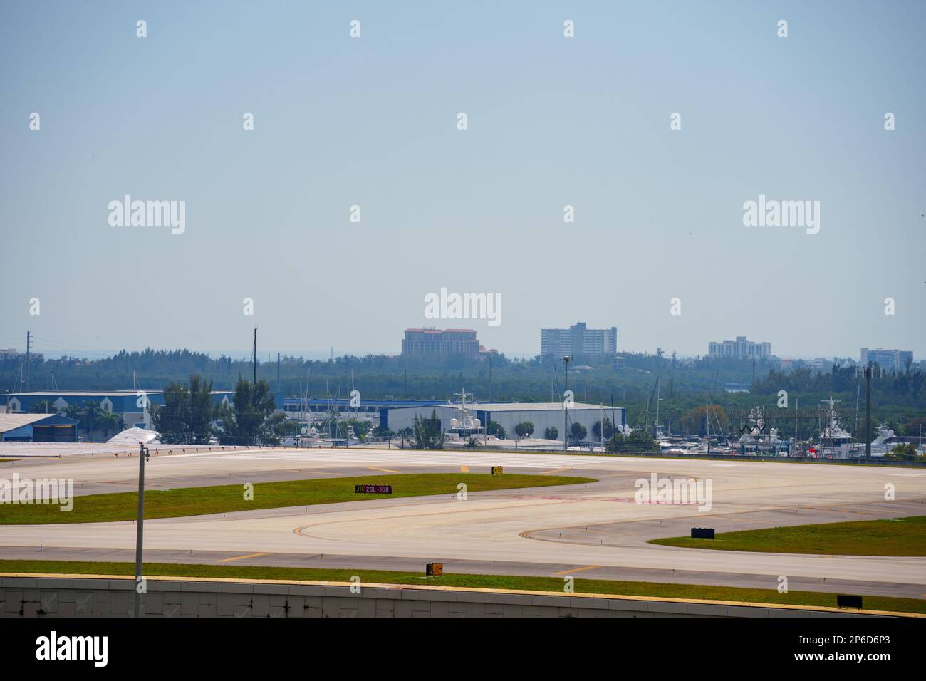 Airport runways hi-res stock photography and images - Alamy
