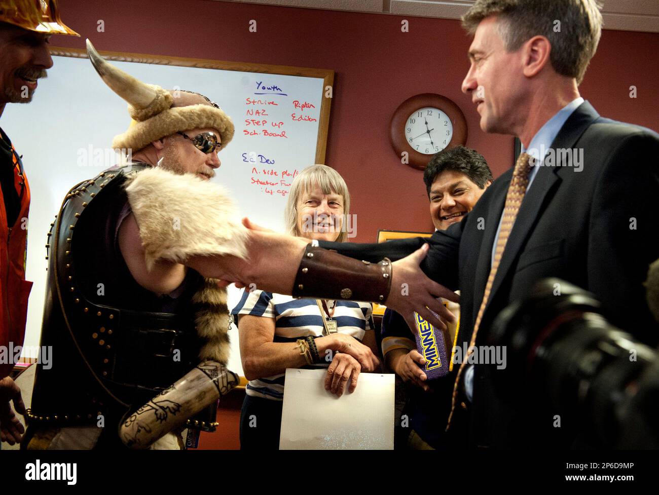 Sir Odin gives Minneapolis Mayor R.T. Rybak a special Viking handshake ...