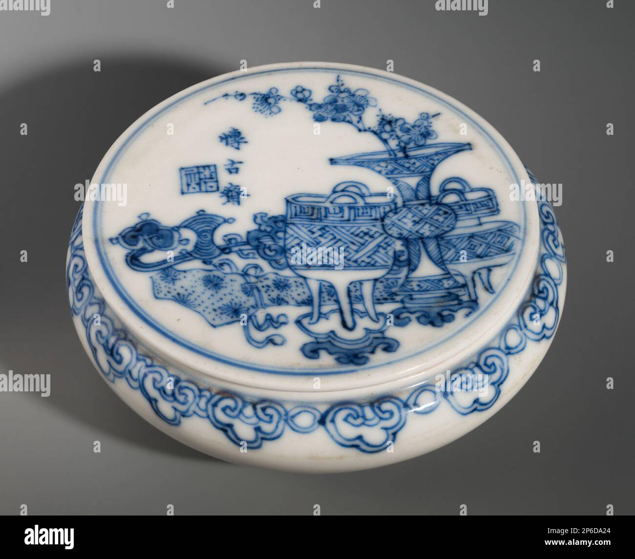 Chinese, Rouge box, 1736–96, porcelain Stock Photo - Alamy
