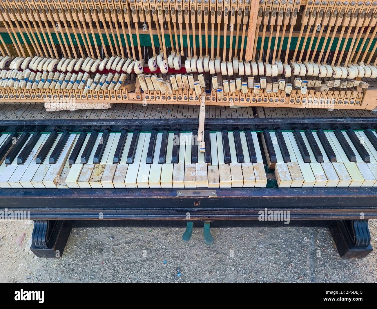 Closeup of a broken piano Stock Photo - Alamy