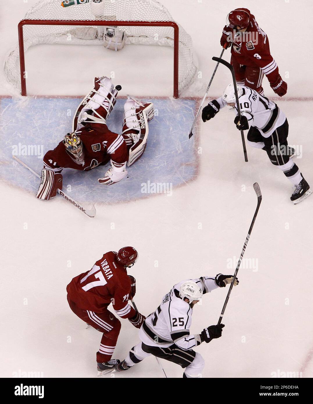 Los Angeles Kings' Dustin Penner (25) celebrates his game-winning goal ...