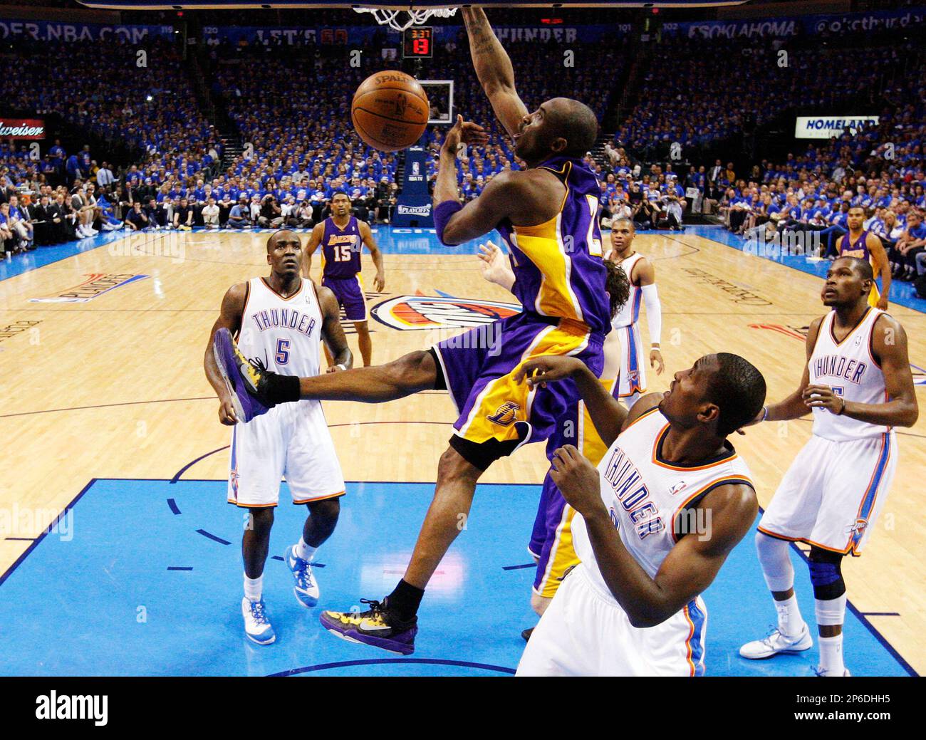Los Angeles Lakers guard Kobe Bryant, center, dunks in front of ...