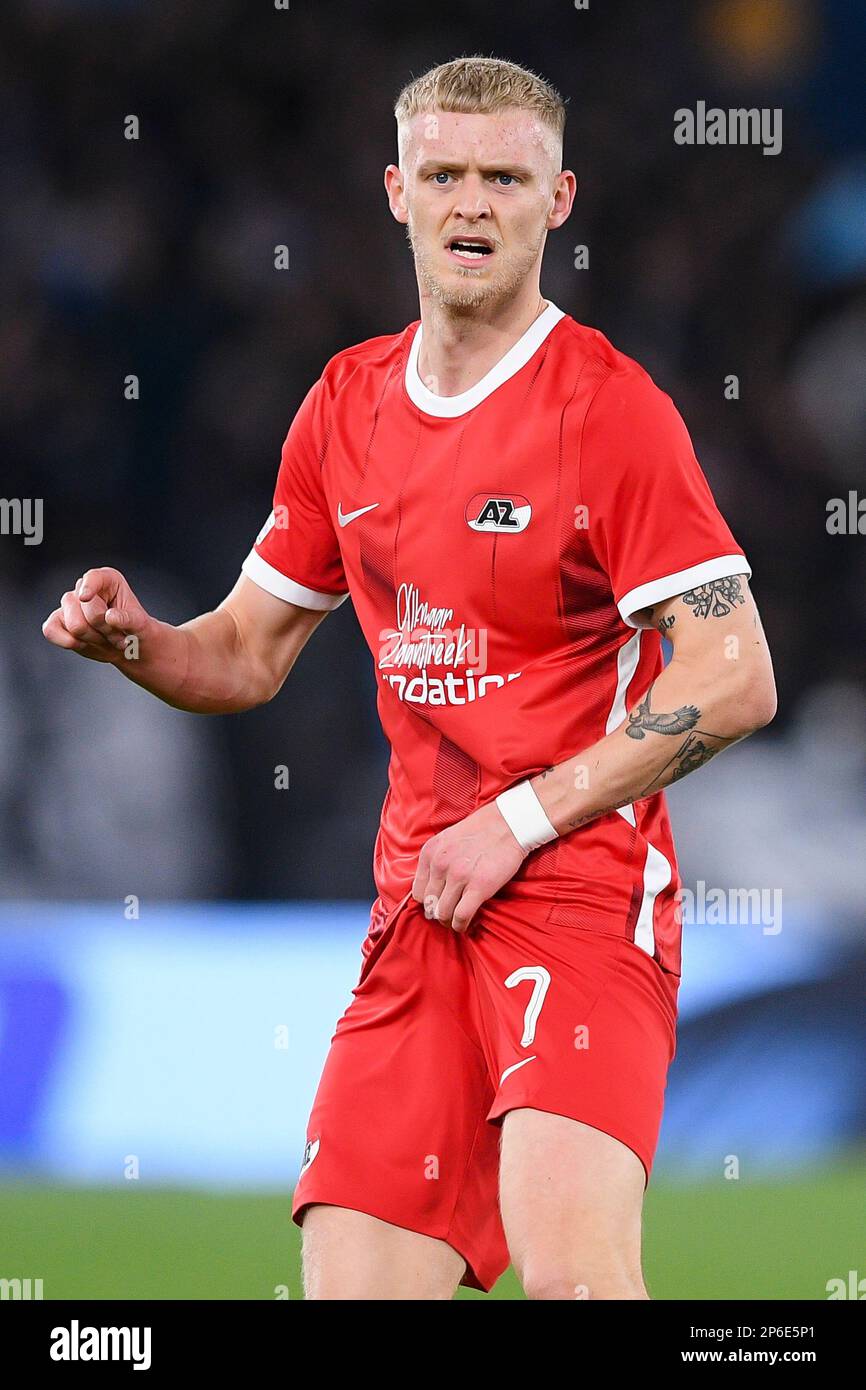 Jubelt mit seiner mannschaft nach dem treffer zum feiert nach hi-res ...