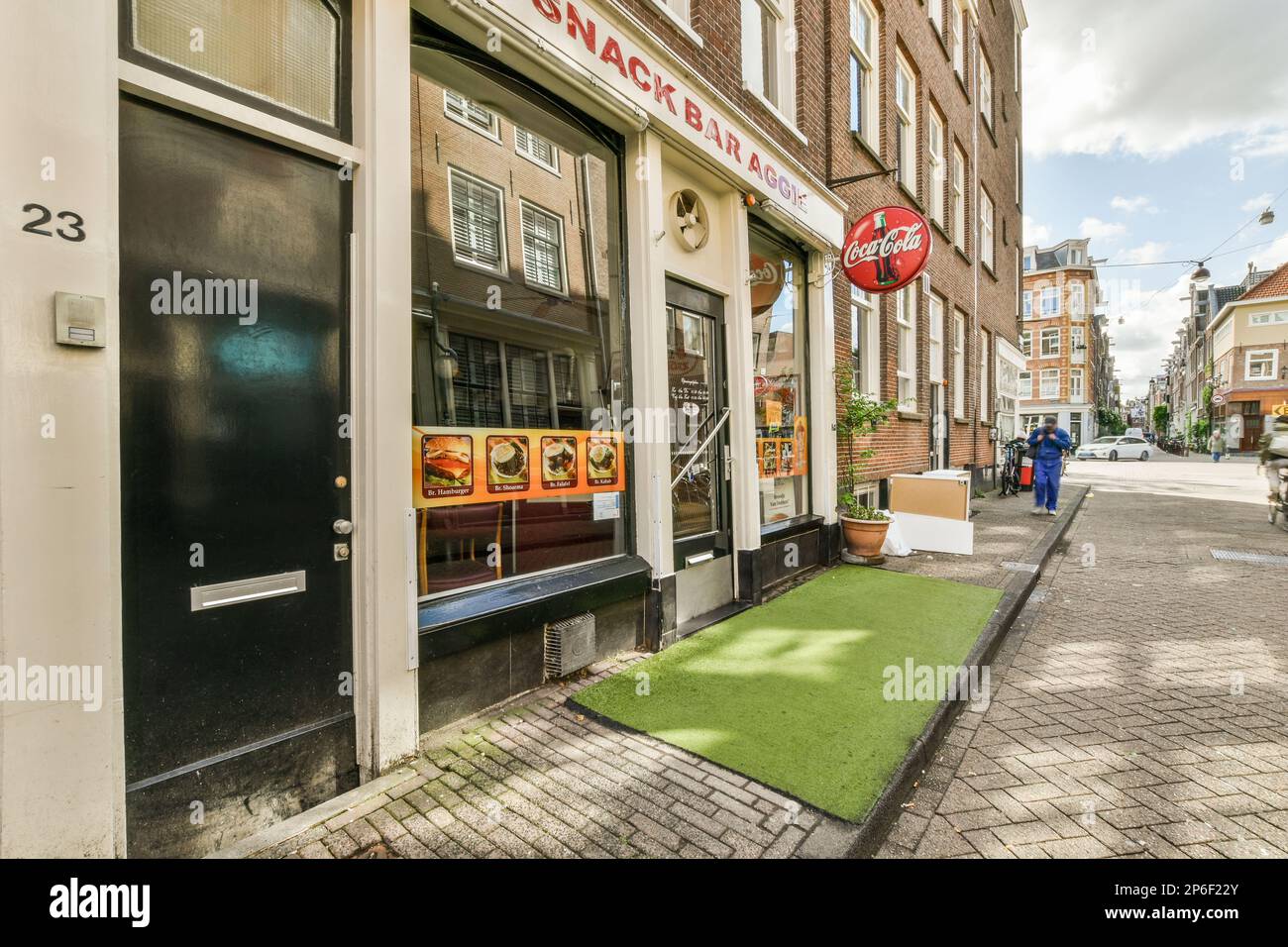 Restaurant behind stone wall hi-res stock photography and images - Alamy