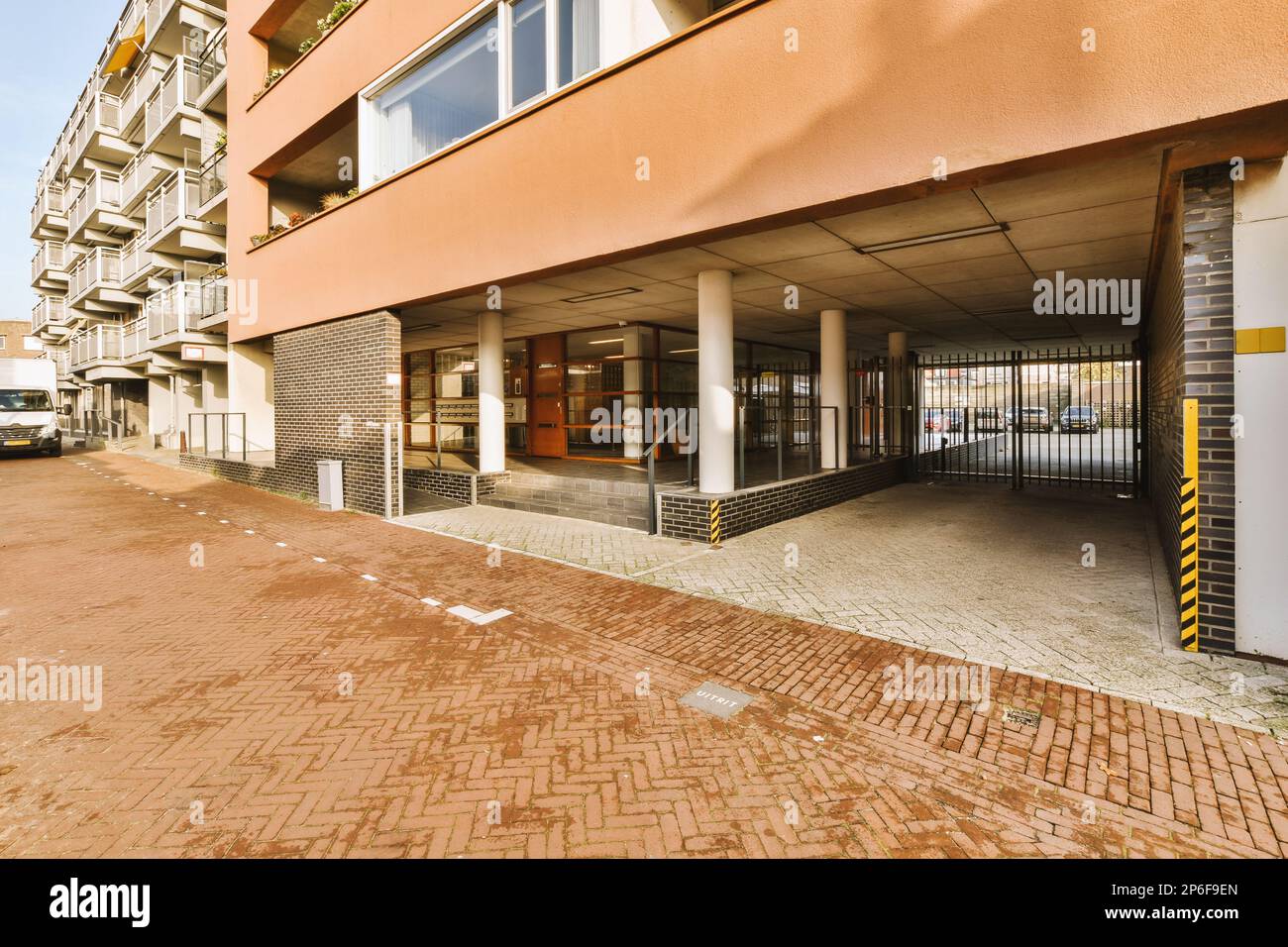 an empty parking area in the middle of a city with cars parked on the ...