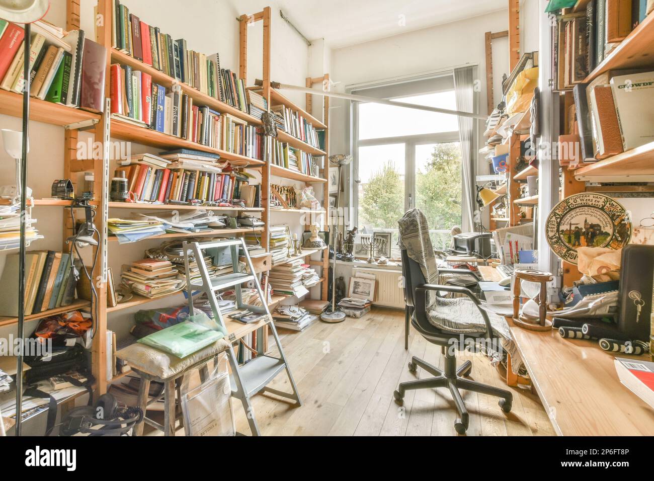 Chairs in front bookshelves hi-res stock photography and images - Alamy