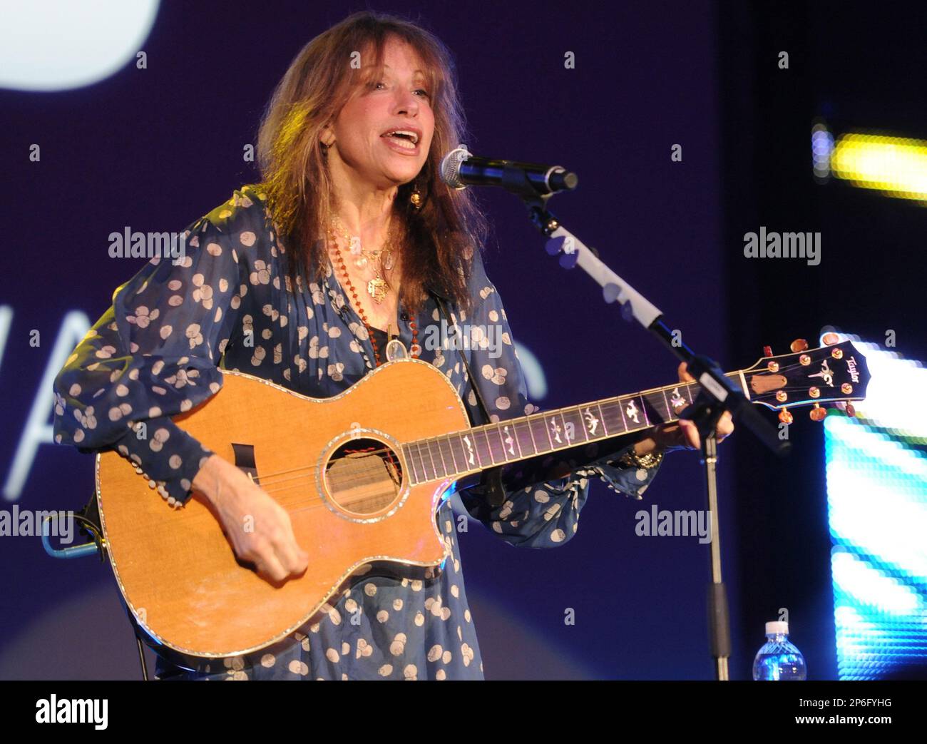 HOLLYWOOD, CA - APRIL 18: Carly Simon performs onstage at the 29th ...
